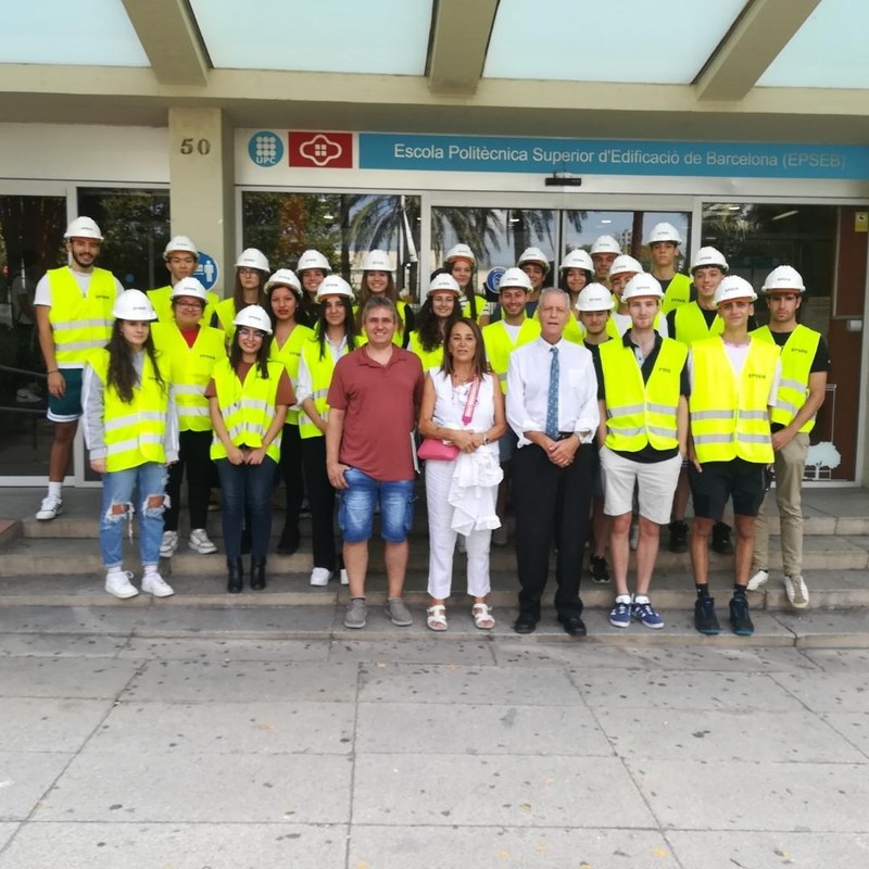 Entrega de EPIs al estudiantado de la asignatura Prevención de Riesgos ...